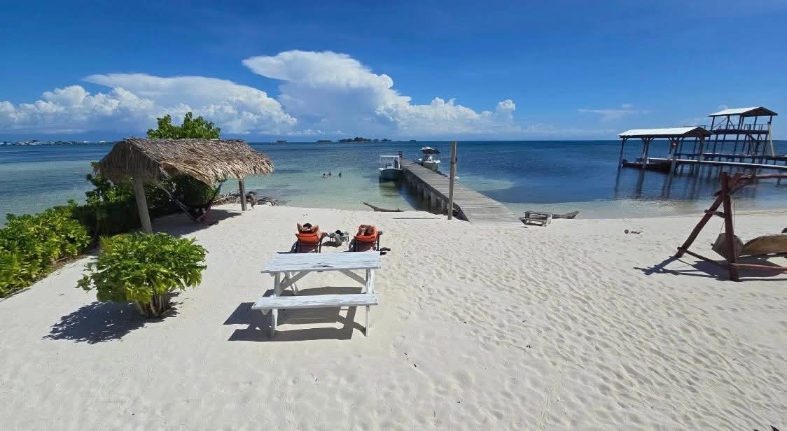 Beachfront bar/restaurant for sale Utila, Bay Islands $375K